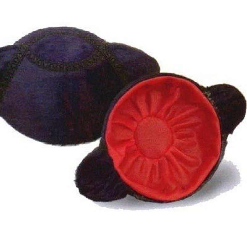 Montera de torero para niños. De terciopelo negro e interior rojo.